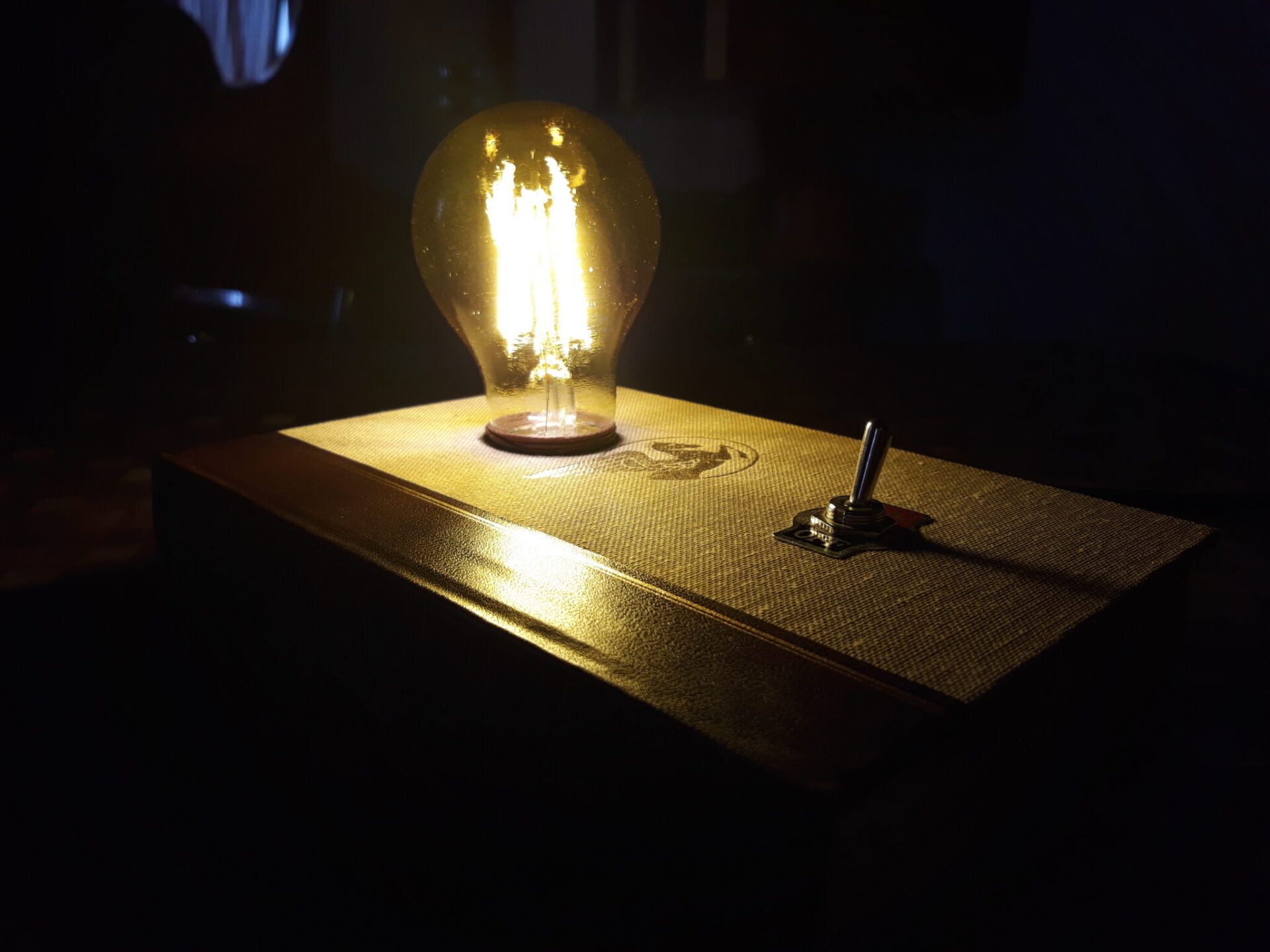 Book lamps | #LRCrafts