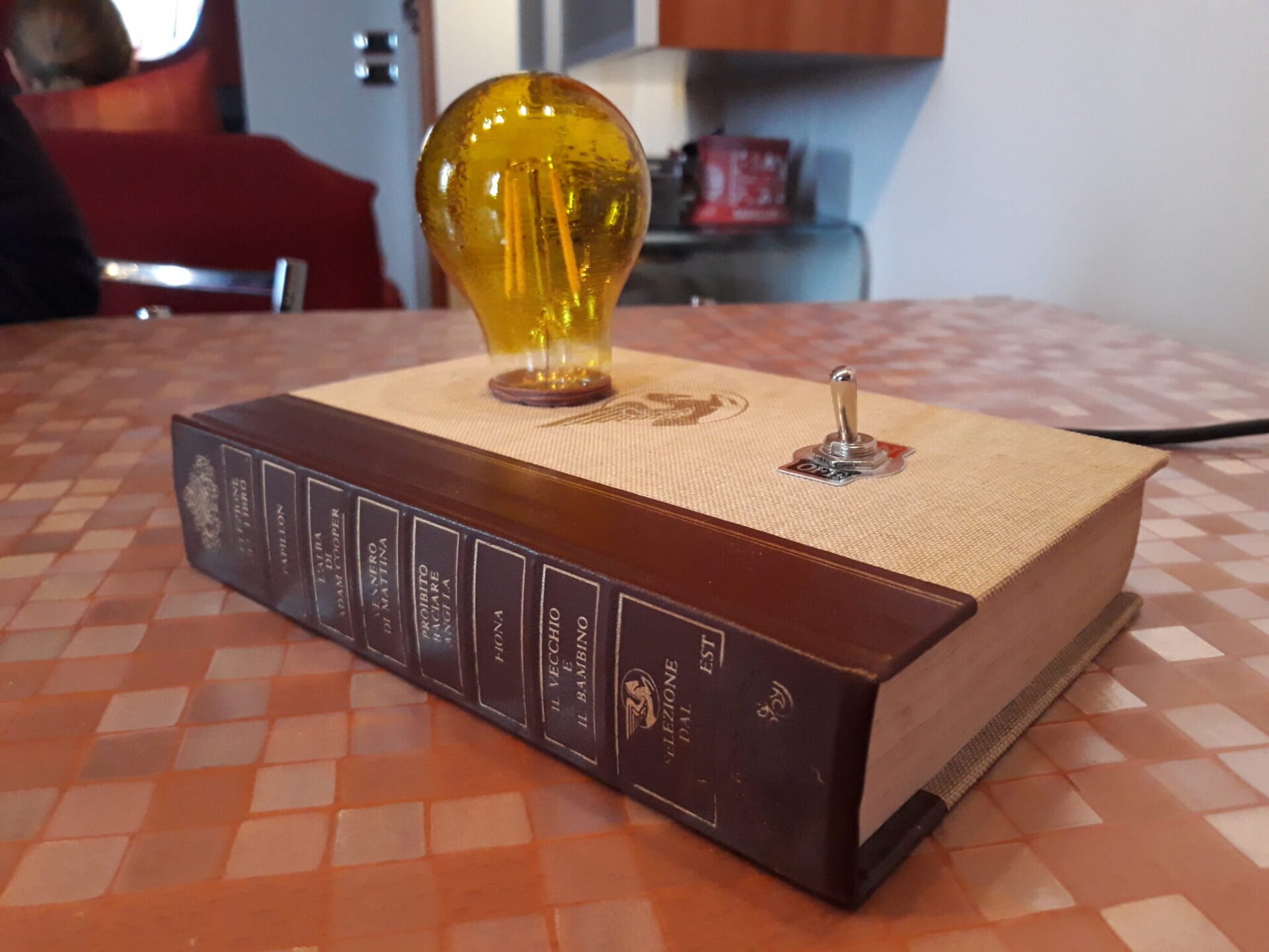 Book lamps | #LRCrafts