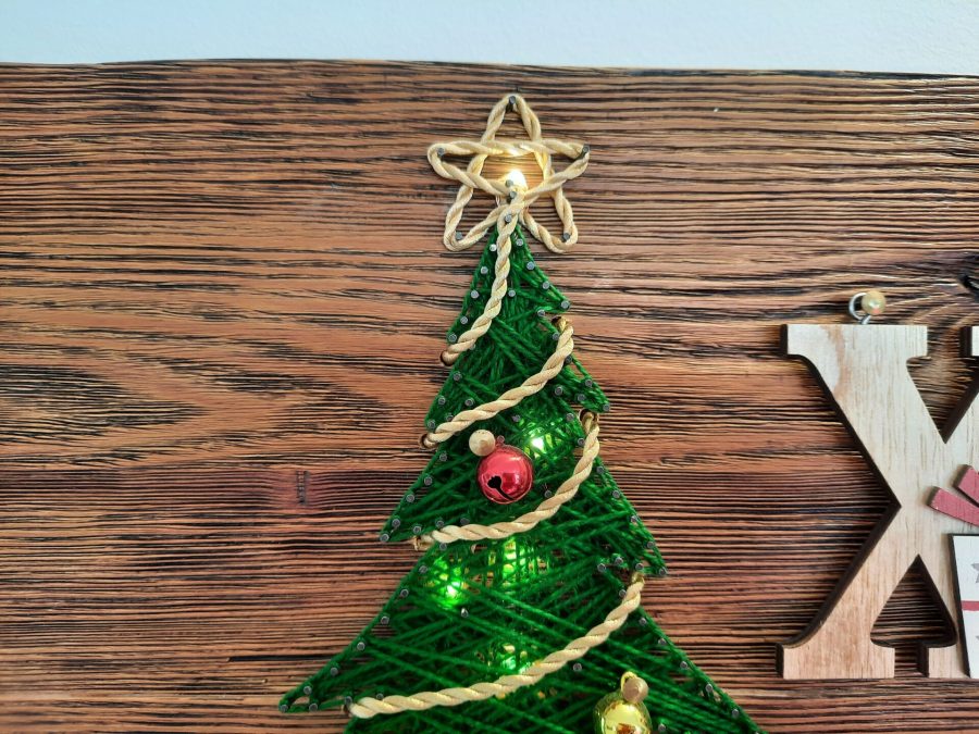 A string art Christmas tree with lights and garland (+ free pattern ...