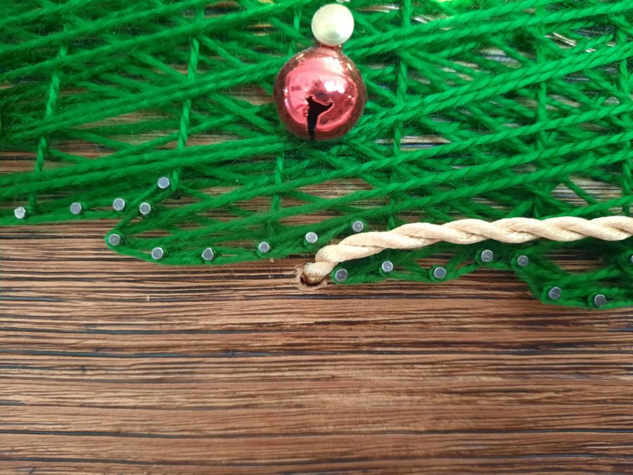 A string art Christmas tree with lights and garland (+ free pattern ...