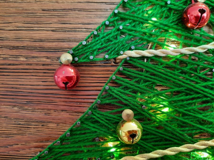 A string art Christmas tree with lights and garland (+ free pattern ...