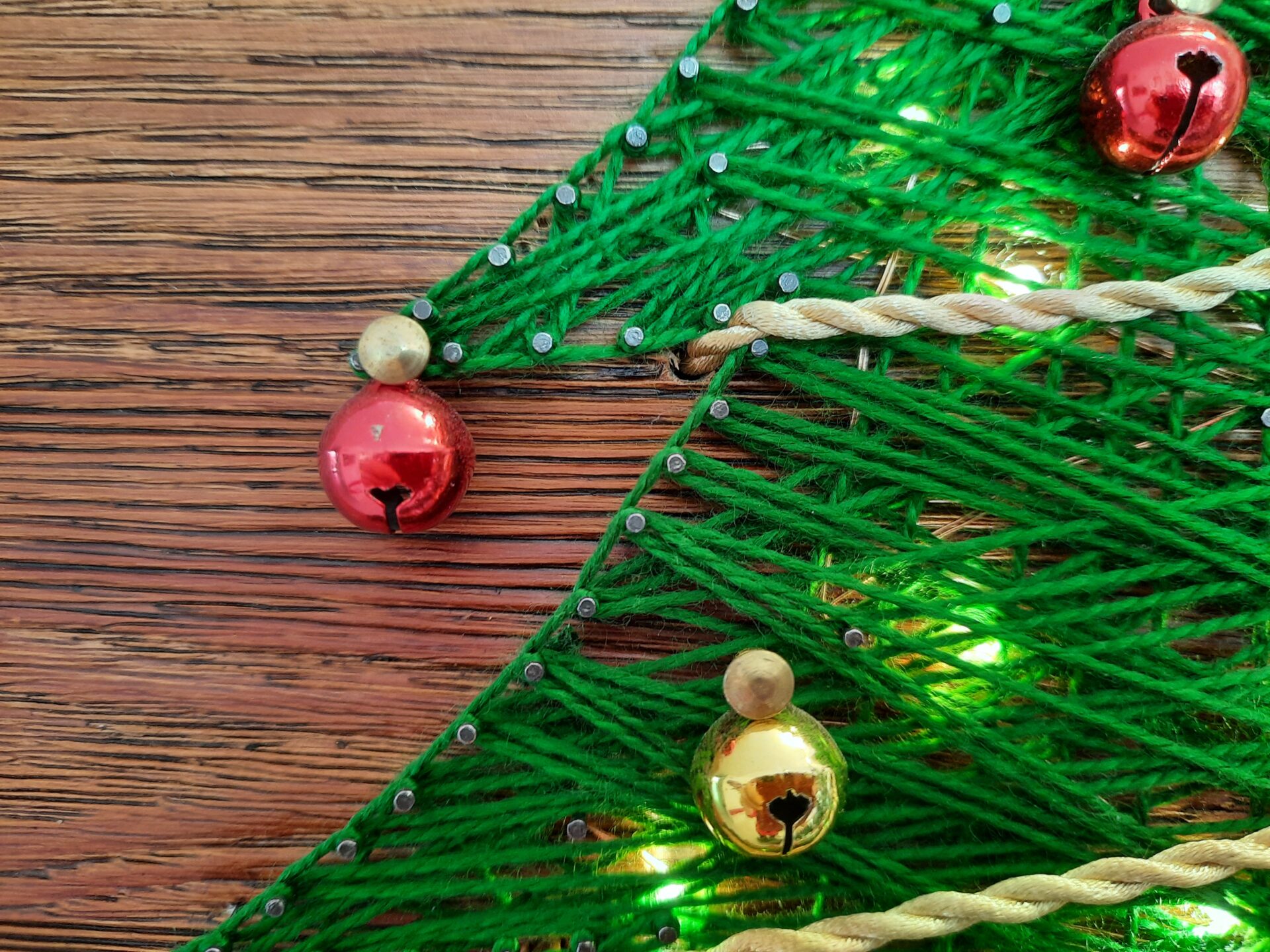 A string art Christmas tree with lights and garland (+ free pattern ...