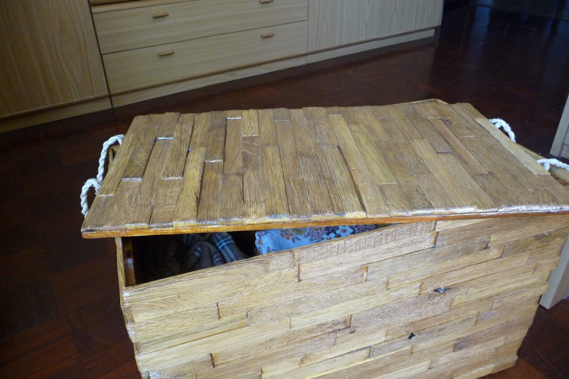 Wooden footstool | #LRCrafts