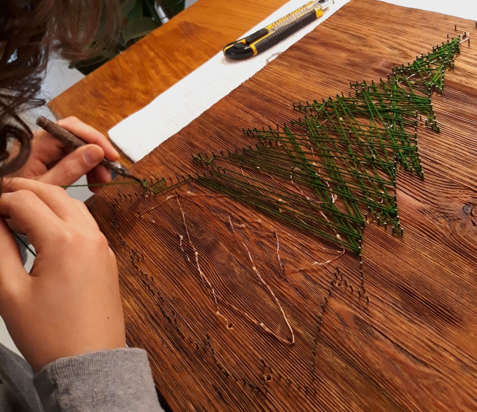 A string art Christmas tree with lights and garland (+ free pattern) | #LRCrafts