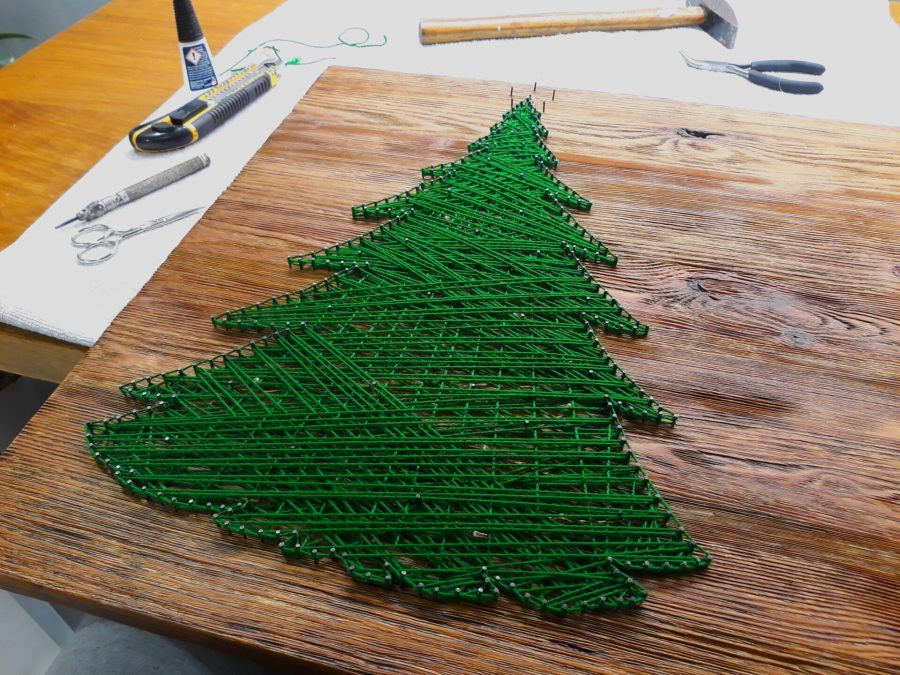 A string art Christmas tree with lights and garland (+ free pattern ...