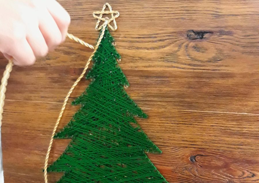A string art Christmas tree with lights and garland (+ free pattern ...