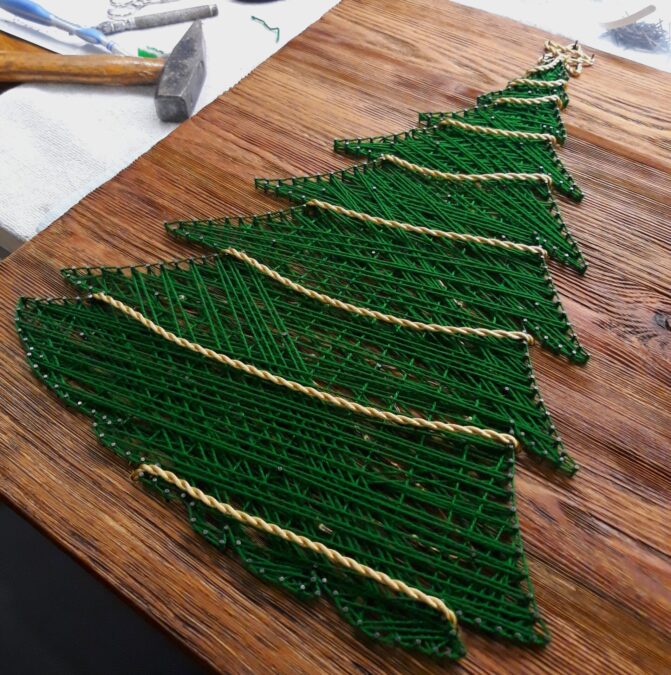 A string art Christmas tree with lights and garland (+ free pattern ...
