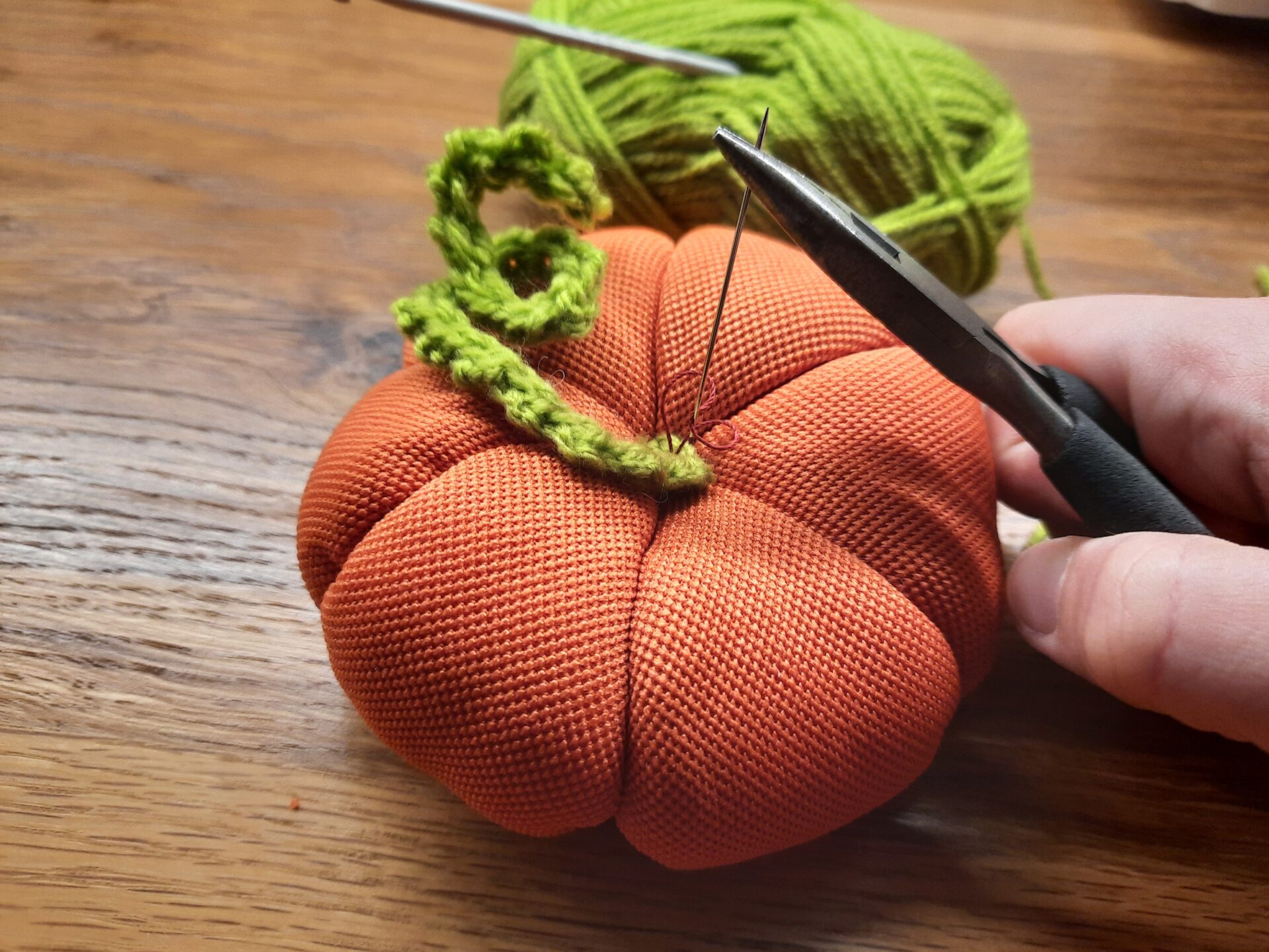 How to sew pumpkin plushes as Autumn decor | #LRCrafts