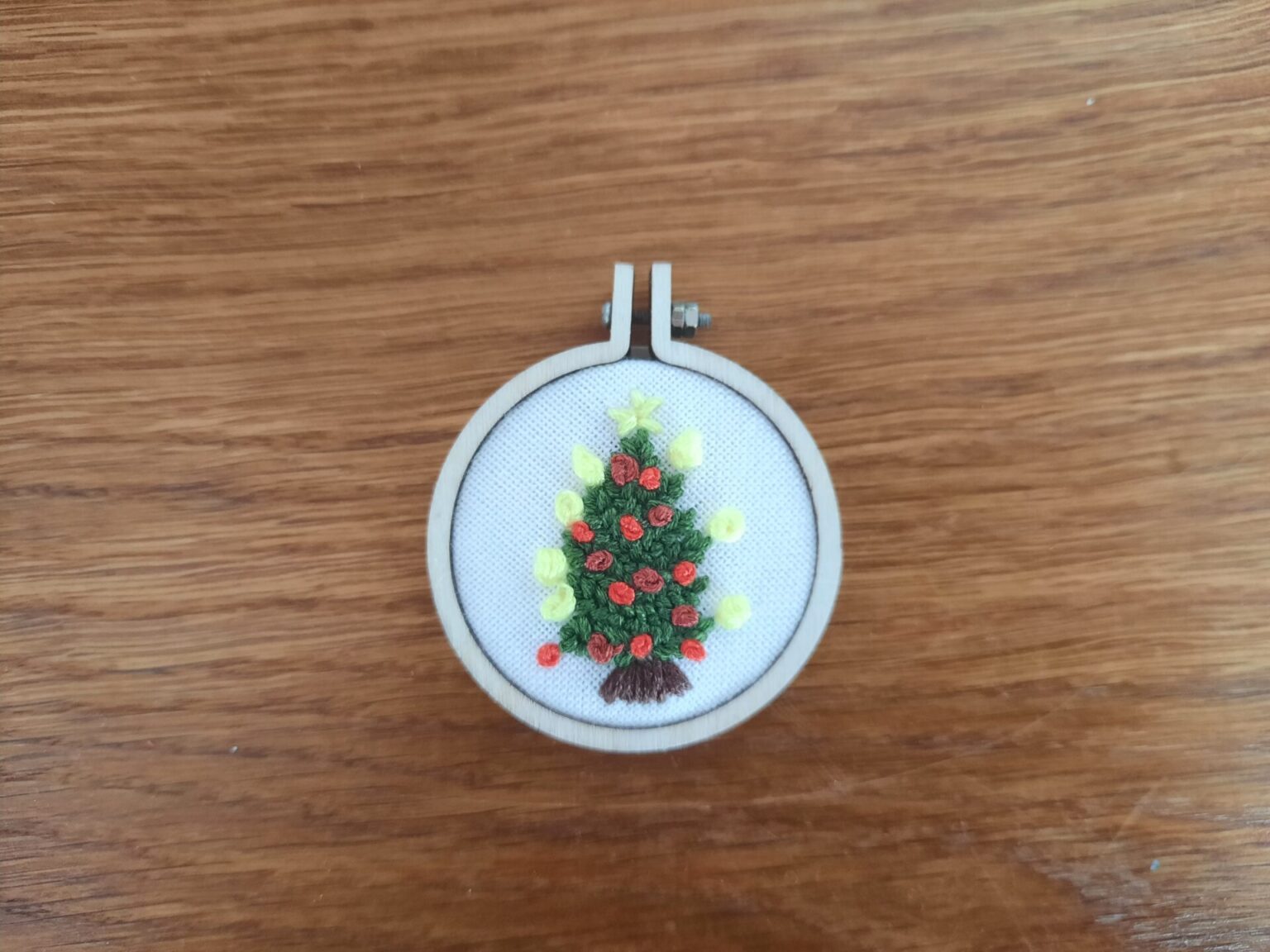 Christmas tree embroidered decorations | #LRCrafts