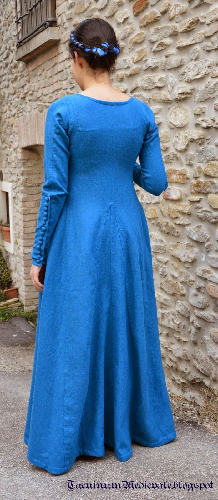Our first sewing project: a female Medieval gown | #LRCrafts