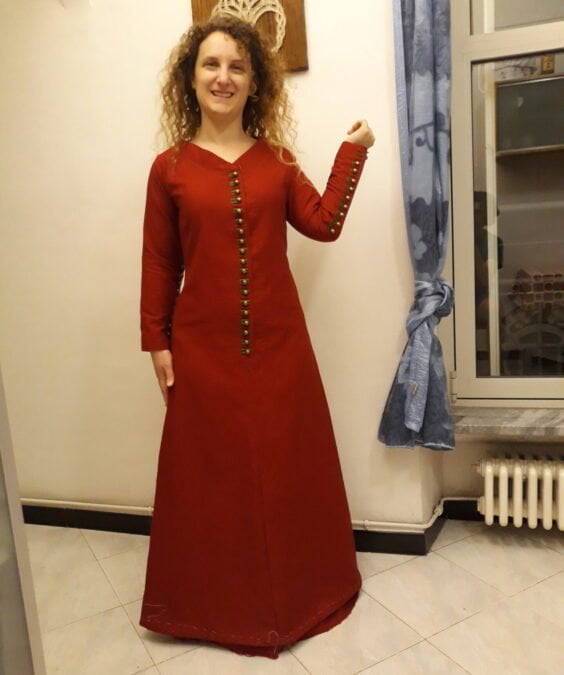 Our first sewing project: a female Medieval gown | #LRCrafts