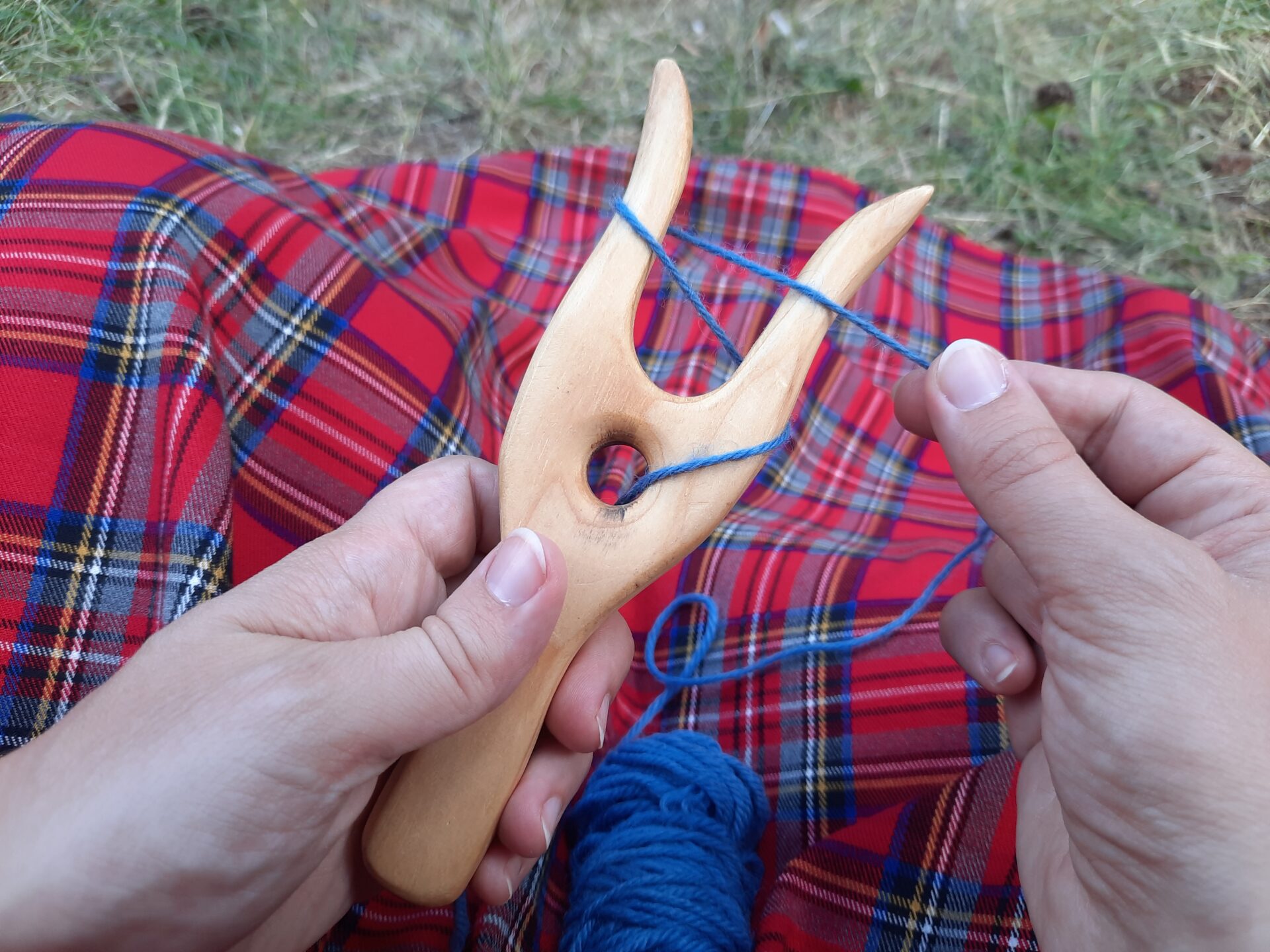 Tutorial how to use the lucet to knit an I-cord | #LRCrafts