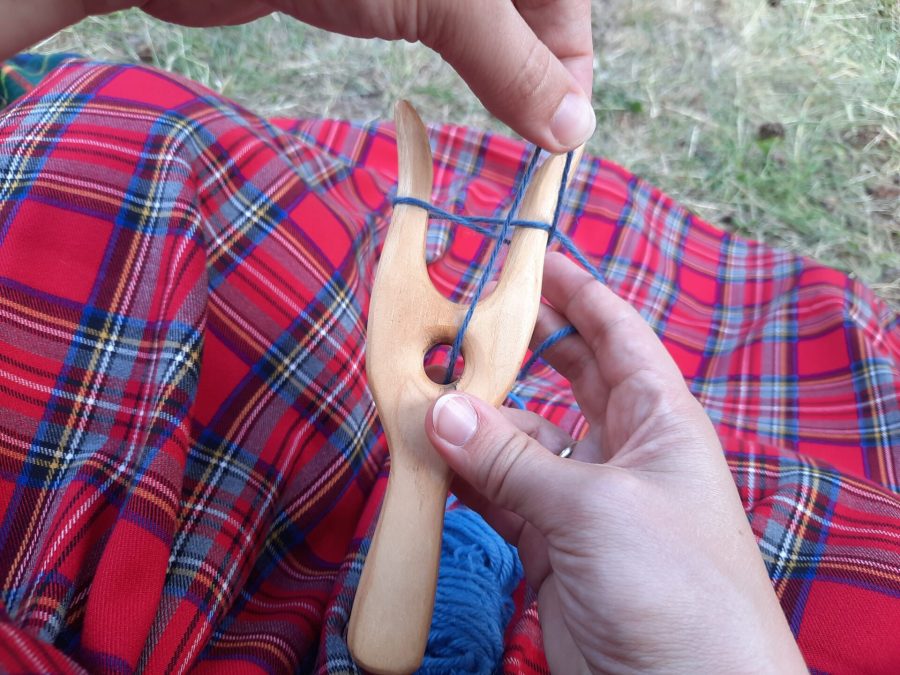 Tutorial how to use the lucet to knit an I-cord | #LRCrafts