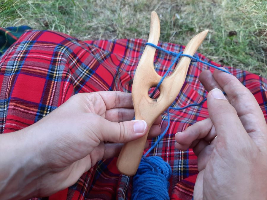 Tutorial how to use the lucet to knit an I-cord | #LRCrafts