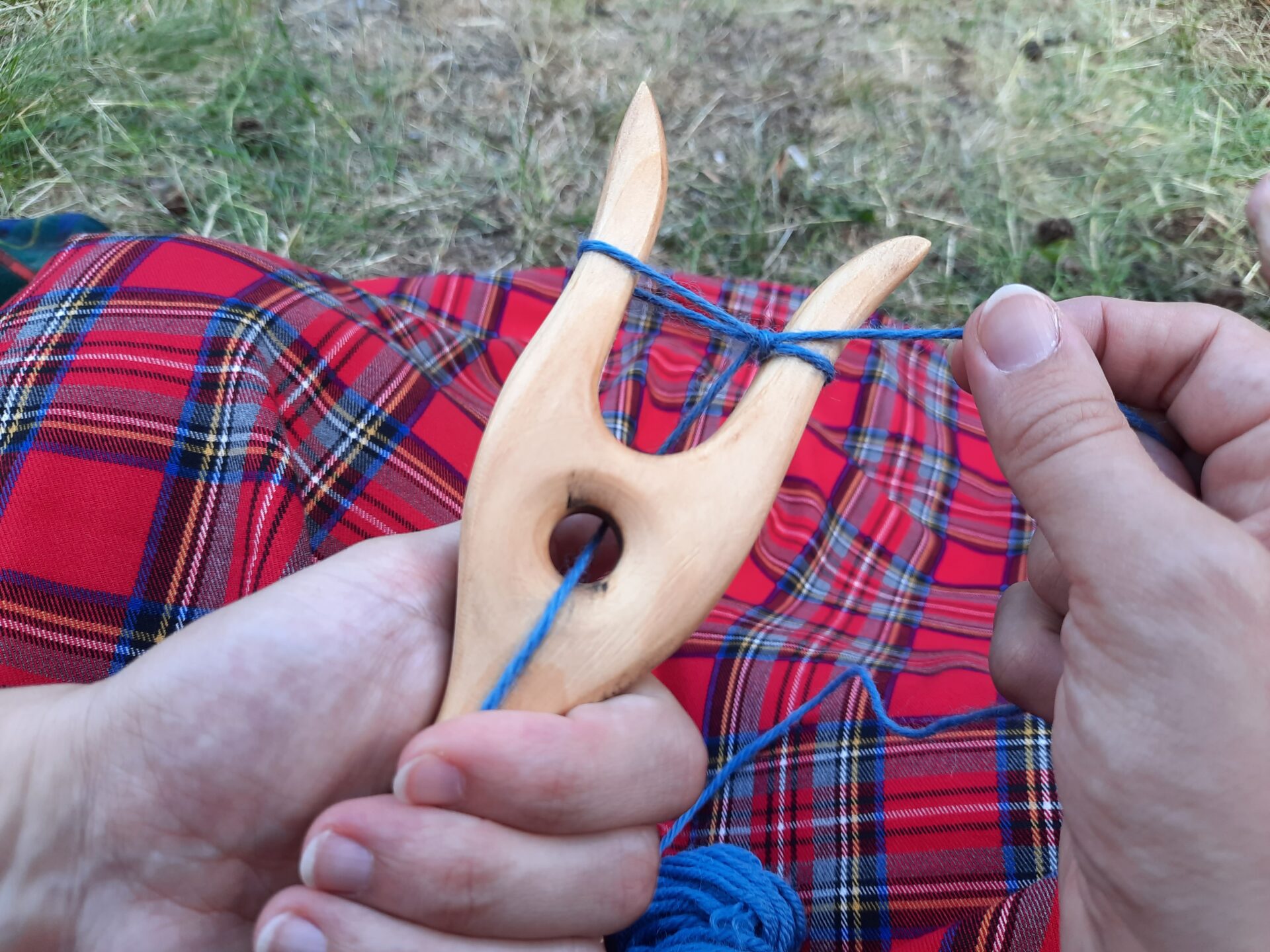 Tutorial how to use the lucet to knit an I-cord | #LRCrafts