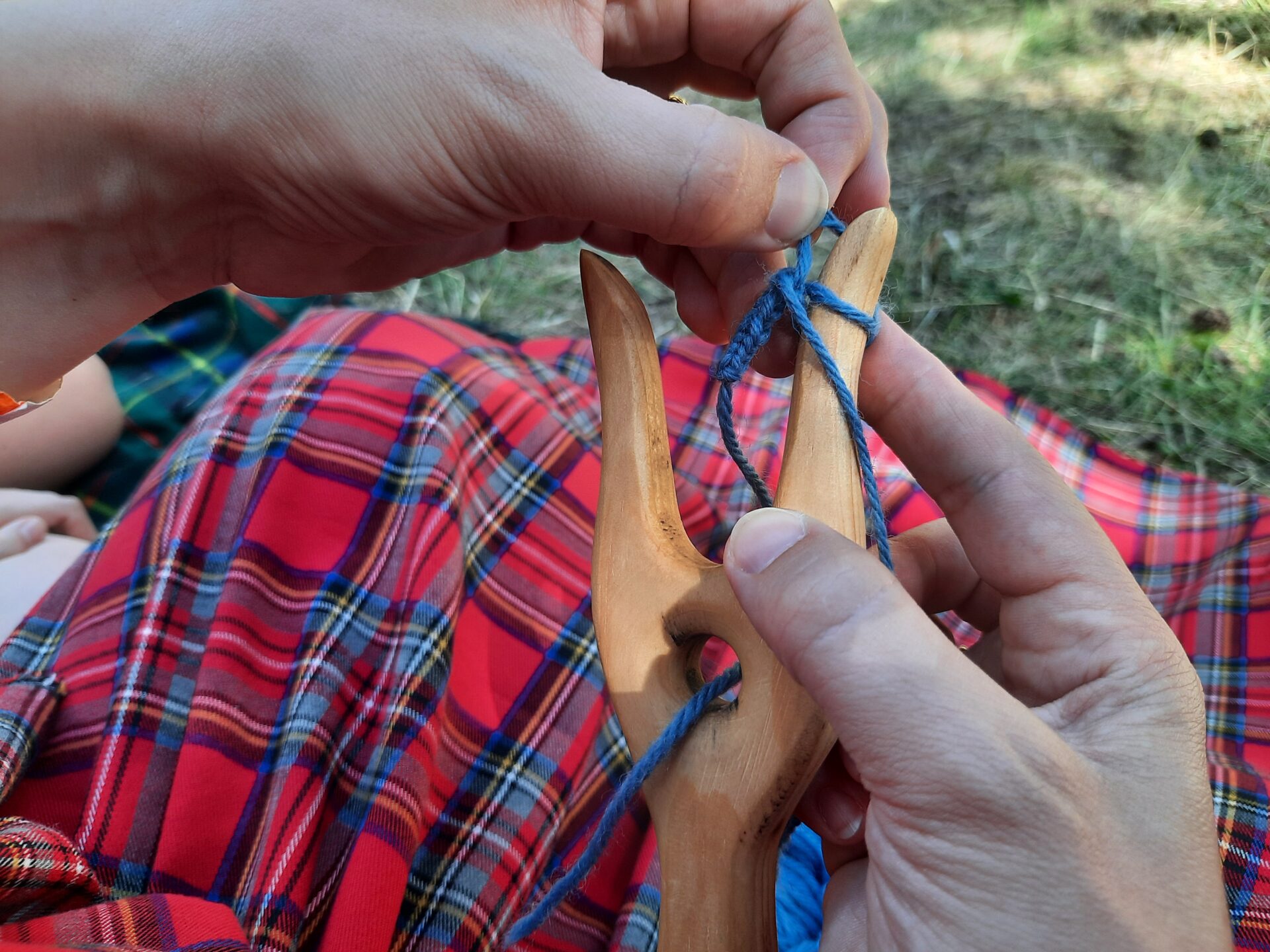 Tutorial how to use the lucet to knit an I-cord | #LRCrafts