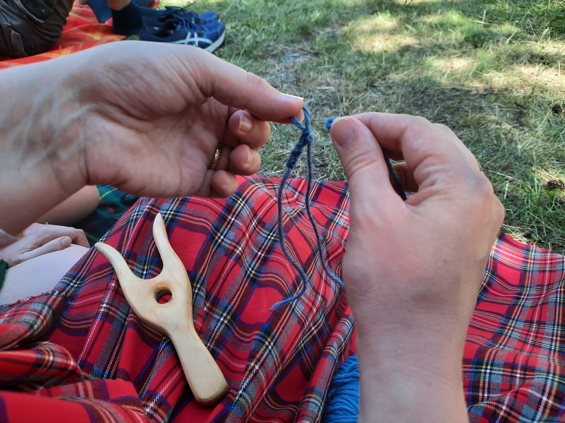 Tutorial how to use the lucet to knit an I-cord | #LRCrafts