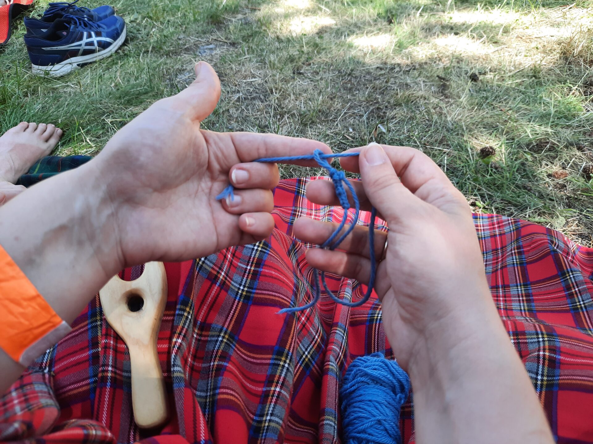 Tutorial how to use the lucet to knit an I-cord | #LRCrafts