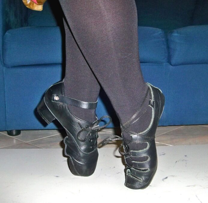 An Irish dance string art project | #LRCrafts