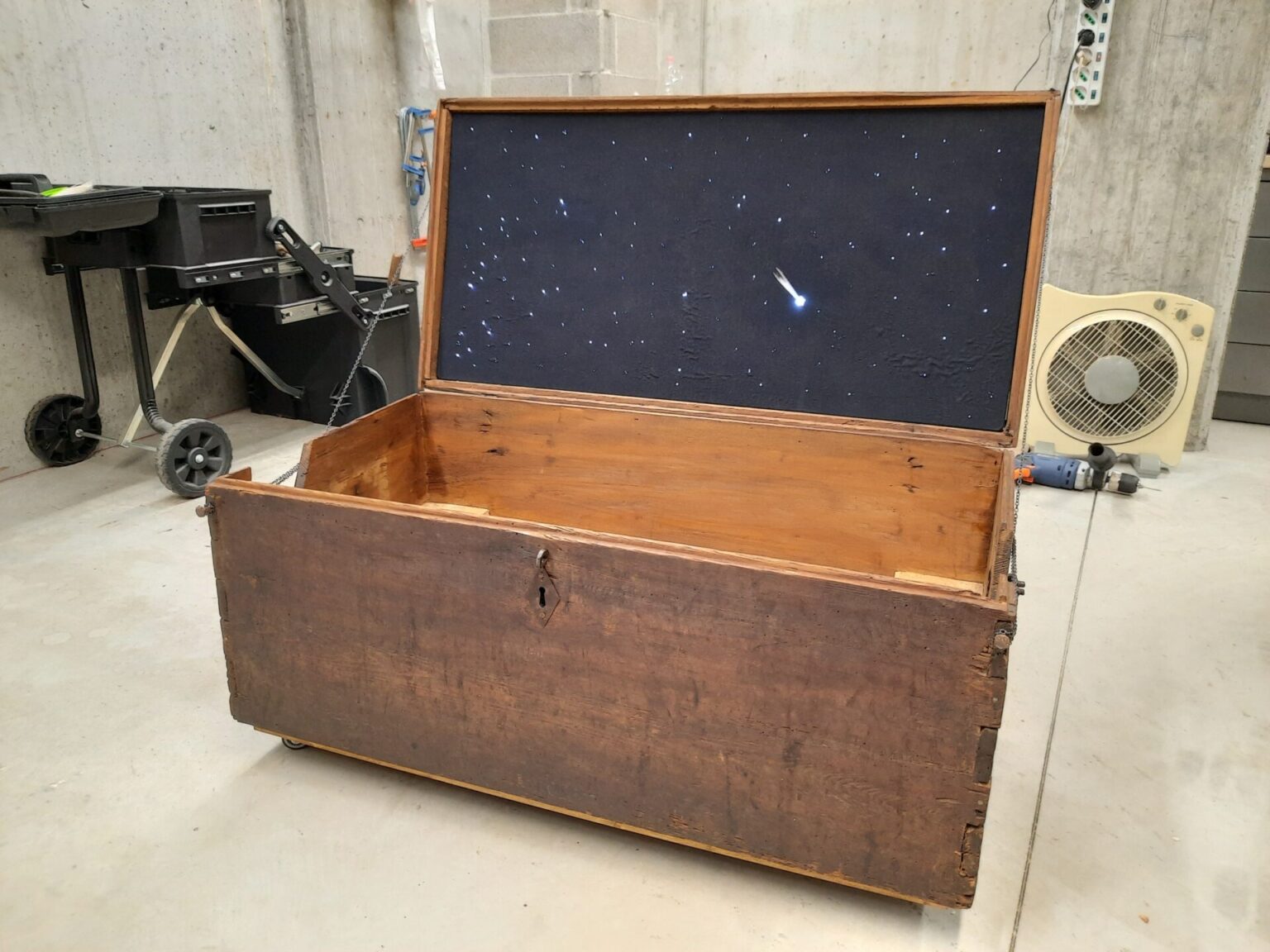 Restored steamer trunk with Nativity scene diorama | #LRCrafts
