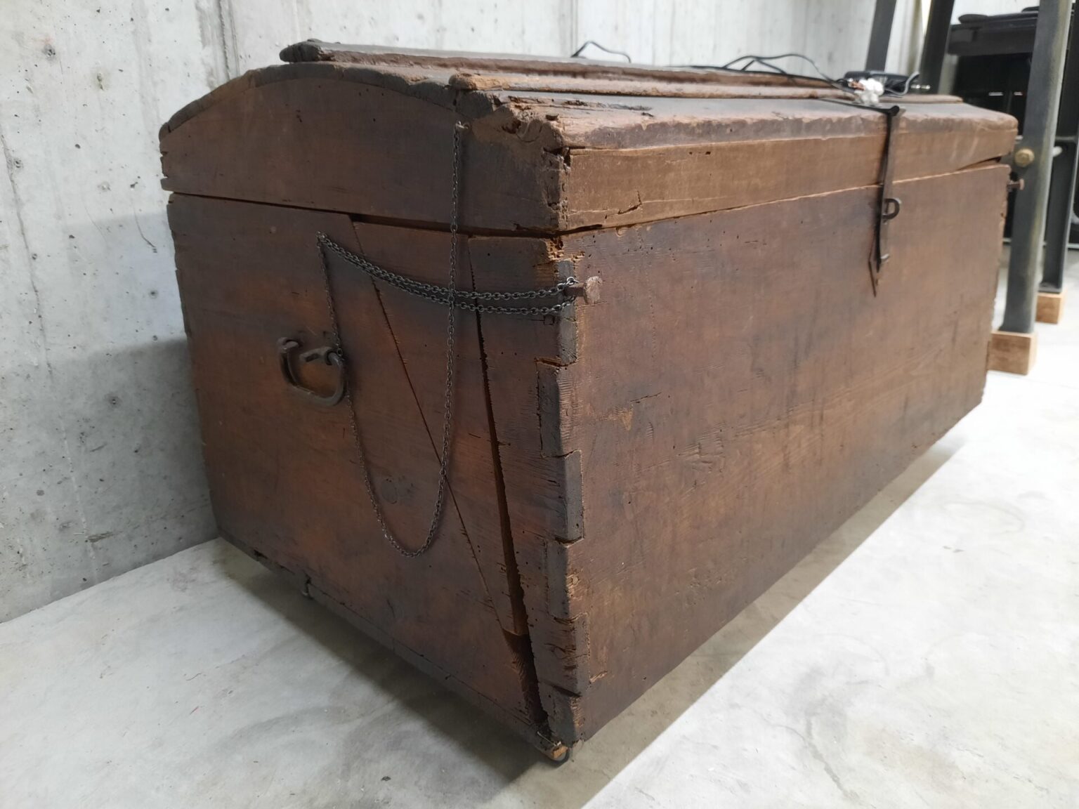 Restored steamer trunk with Nativity scene diorama | #LRCrafts