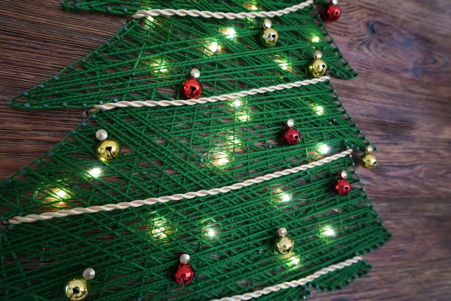 A string art Christmas tree with lights and garland (+ free pattern ...