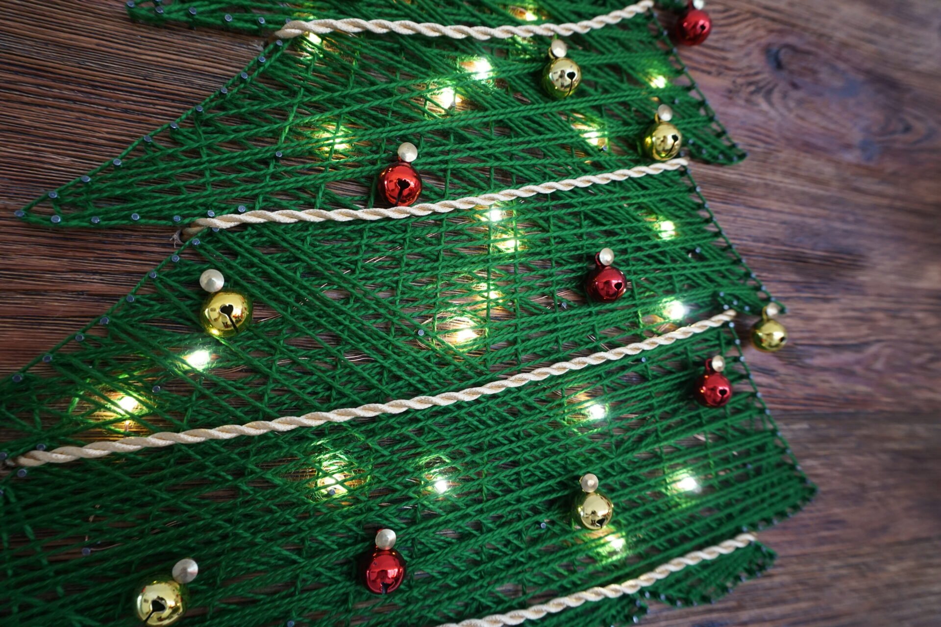A string art Christmas tree with lights and garland (+ free pattern ...