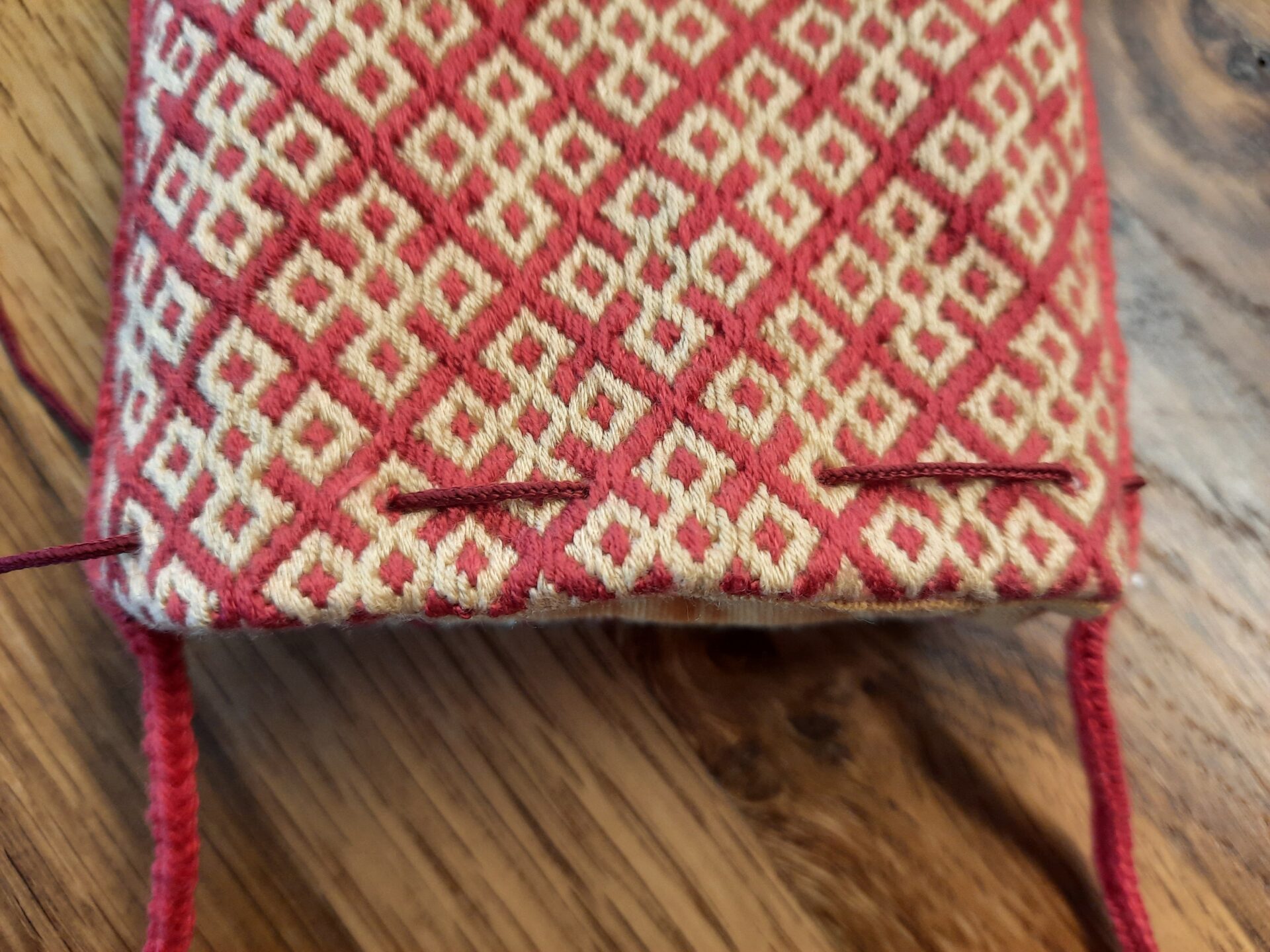 Brick stitch embroidered Medieval purse | #LRCrafts