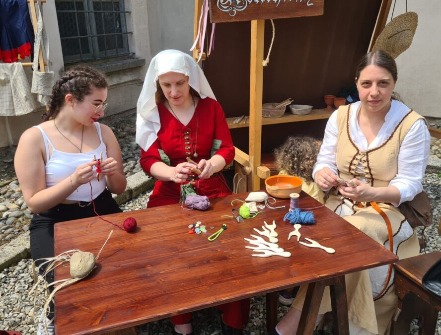 Our first lucet workshop at Belgioioso Medievale | #LRCrafts