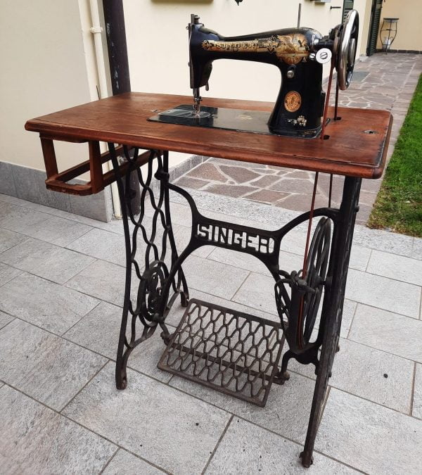 Vintage Singer sewing machine welcomed in the family | #LRCrafts