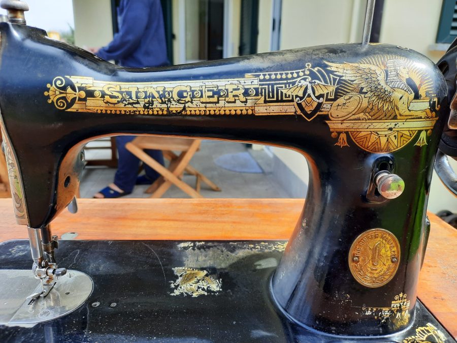 Vintage Singer sewing machine welcomed in the family | #LRCrafts