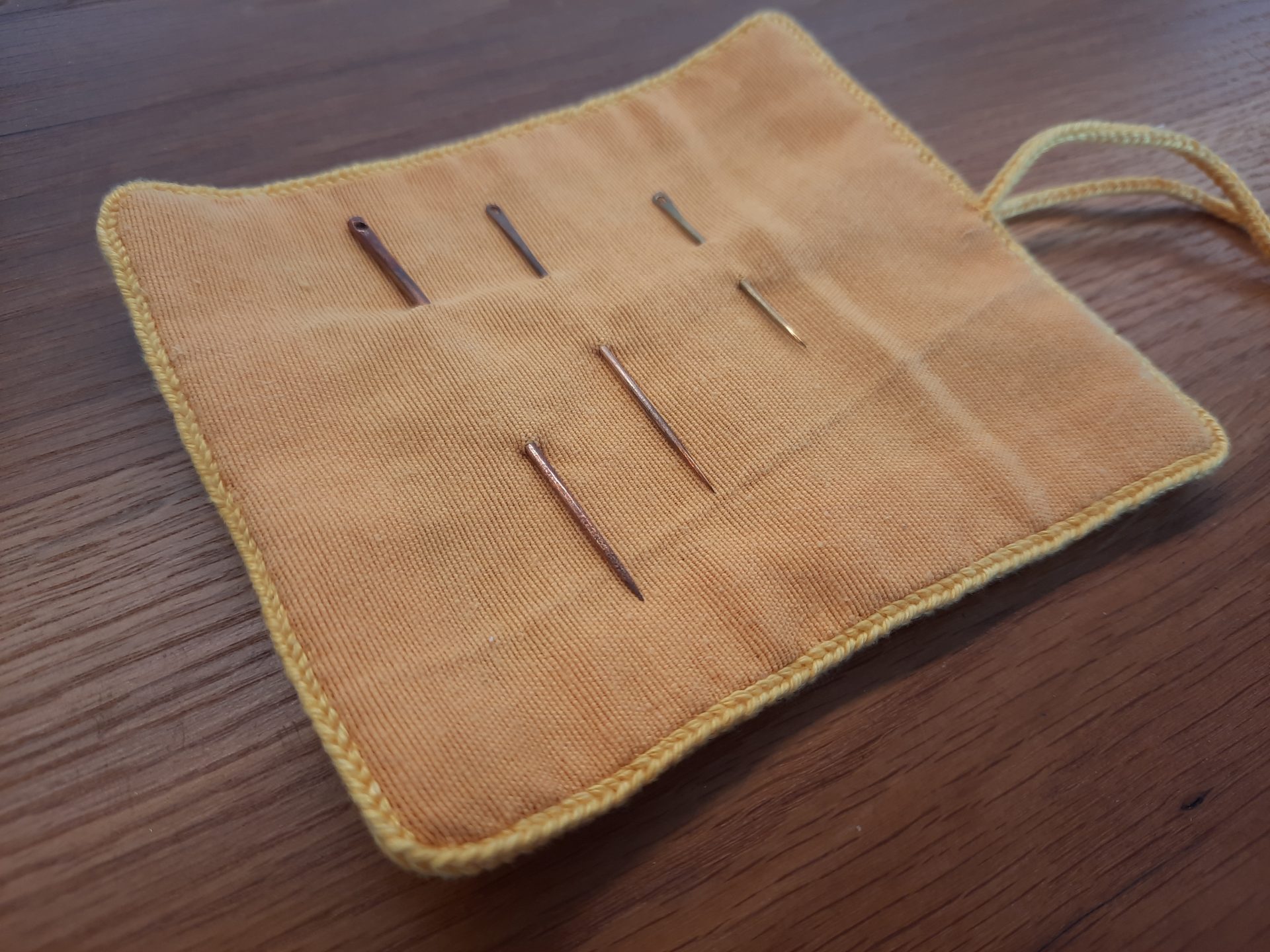 Brick stitch embroidered needle roll | #LRCrafts