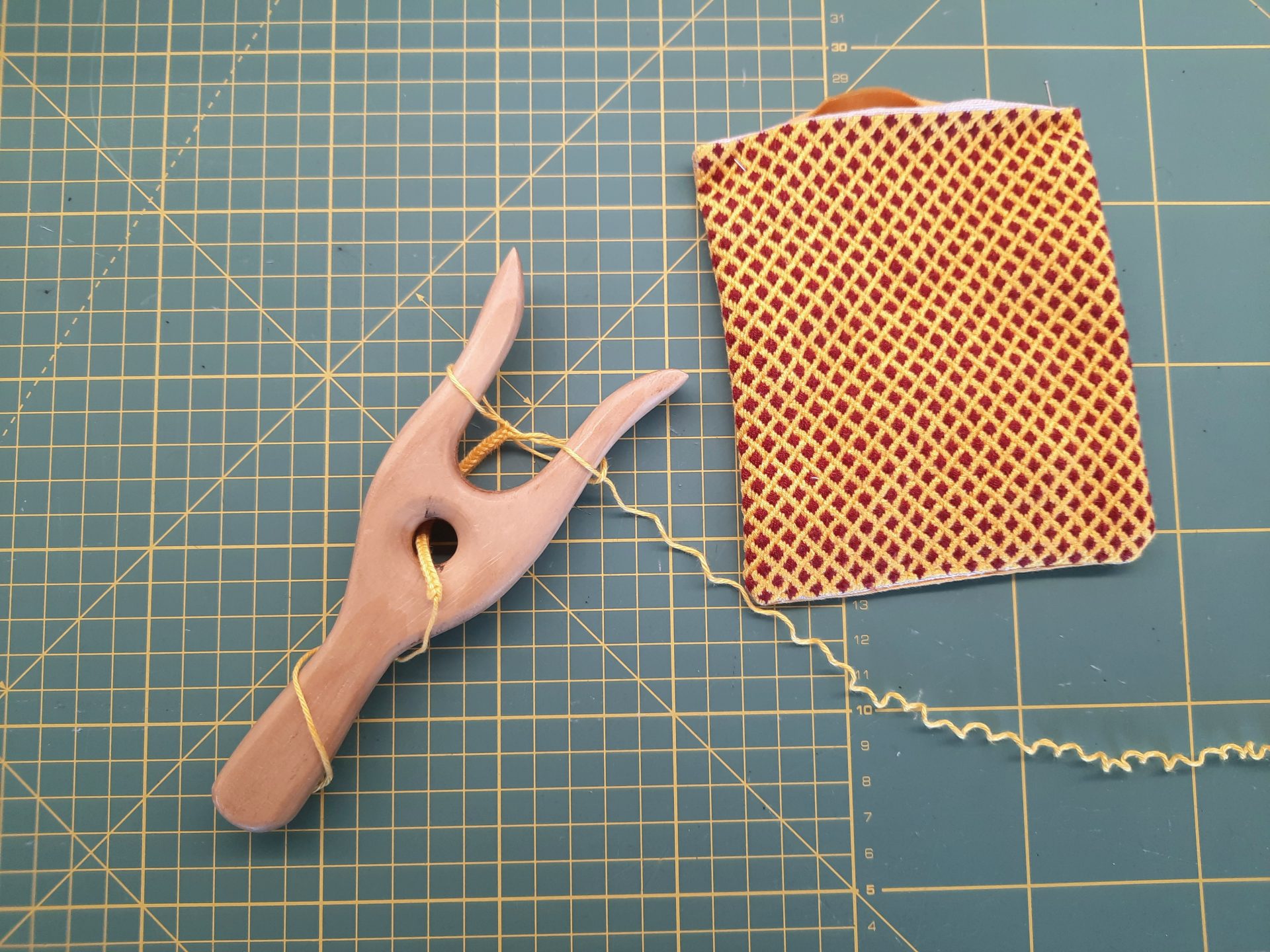 Brick stitch embroidered needle roll | #LRCrafts