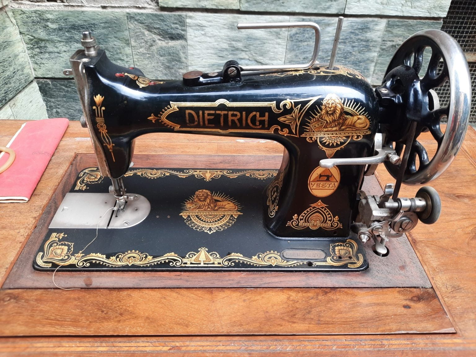The history of a salvaged Vesta Dietrich vintage sewing machine | #LRCrafts