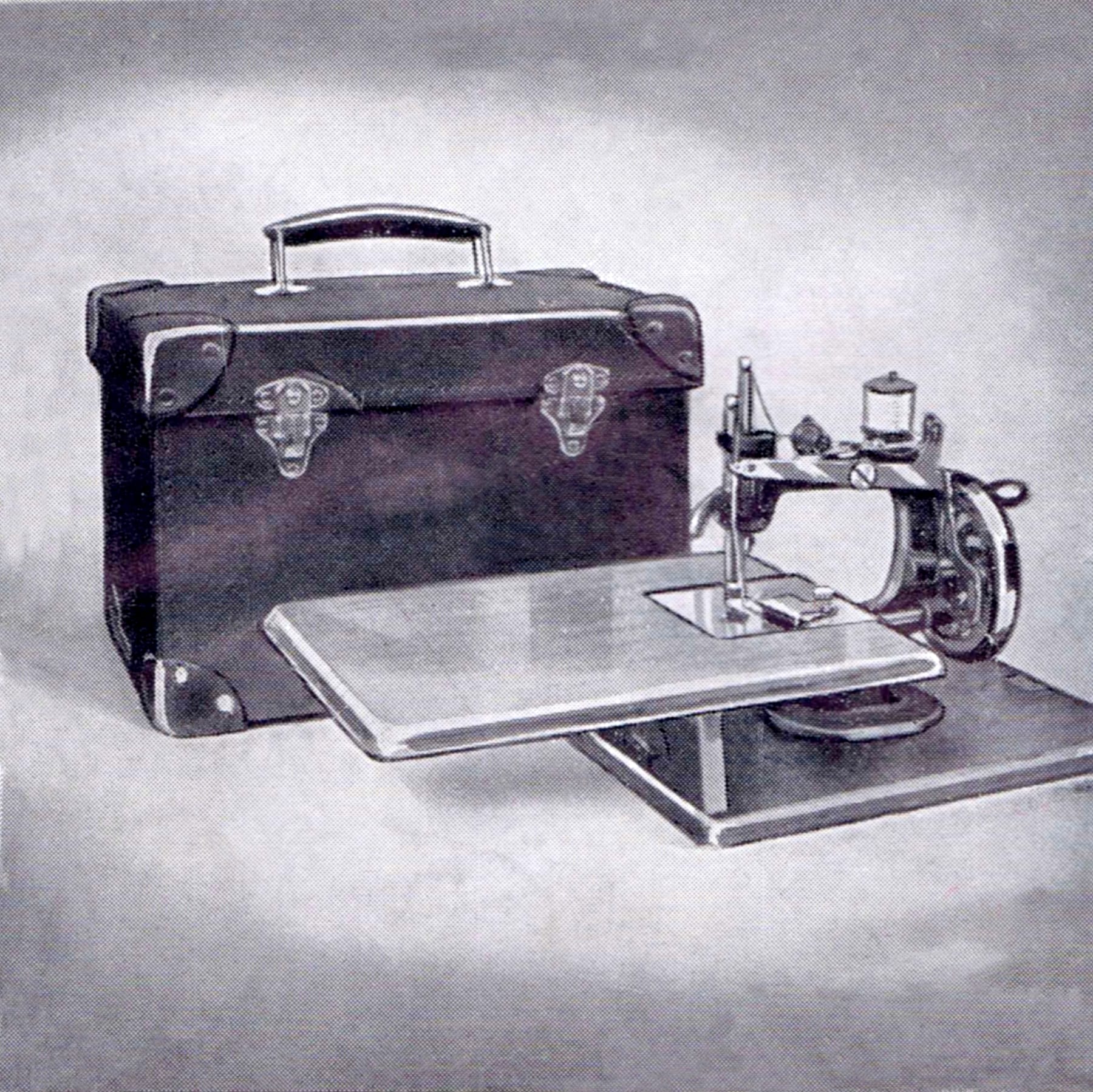 My vintage miniature sewing machine: Essex MK1, more than a toy | #LRCrafts
