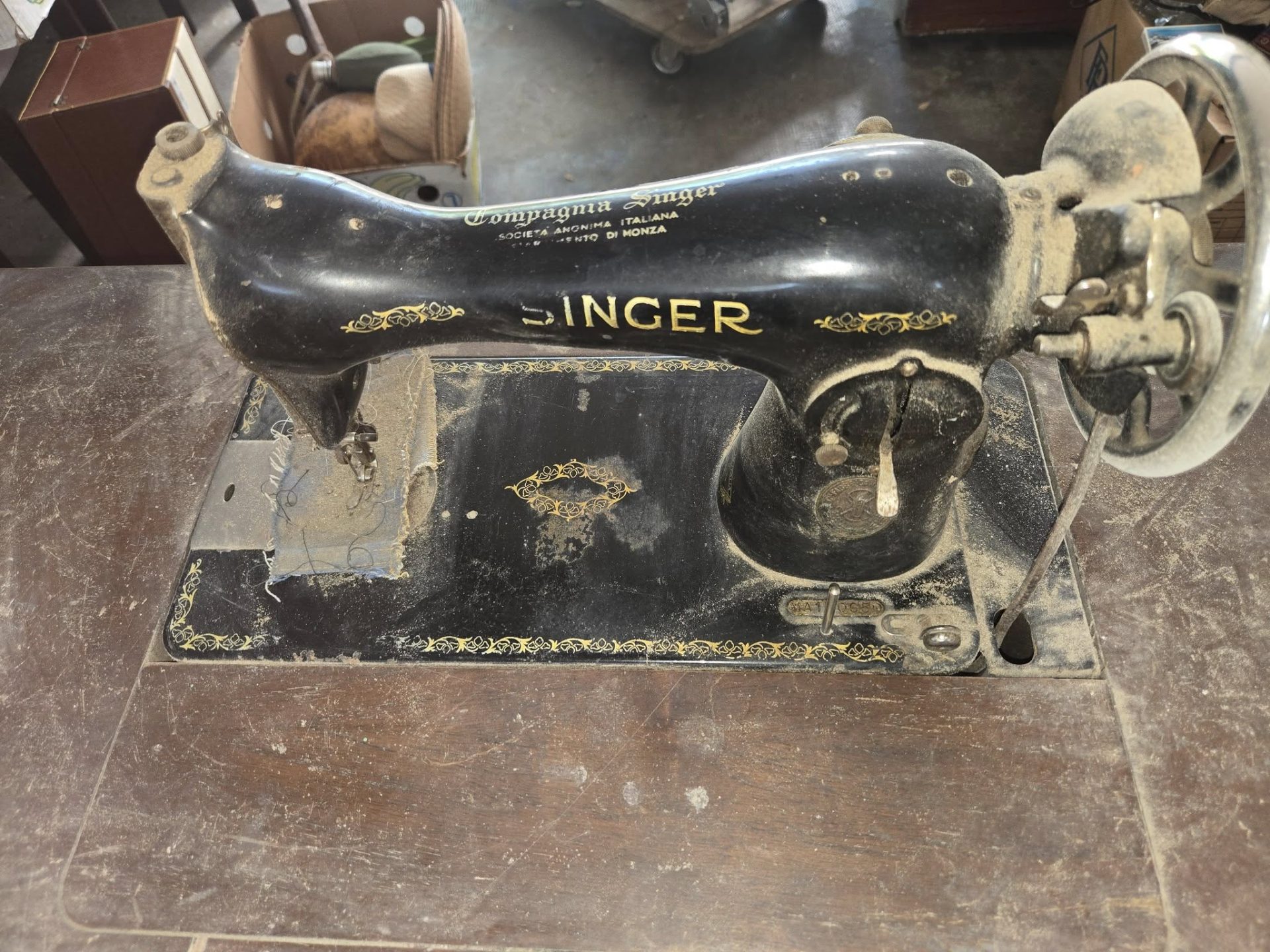 The sewing machines produced in the Singer factory in Monza (Italy) | # ...